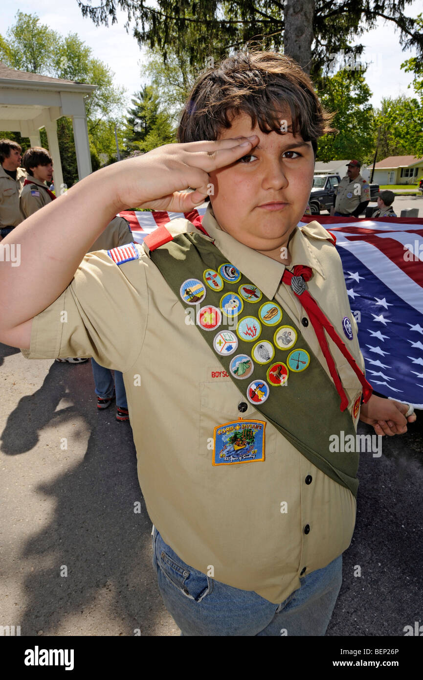 Salut scout en uniforme avec insignes Photo Stock - Alamy