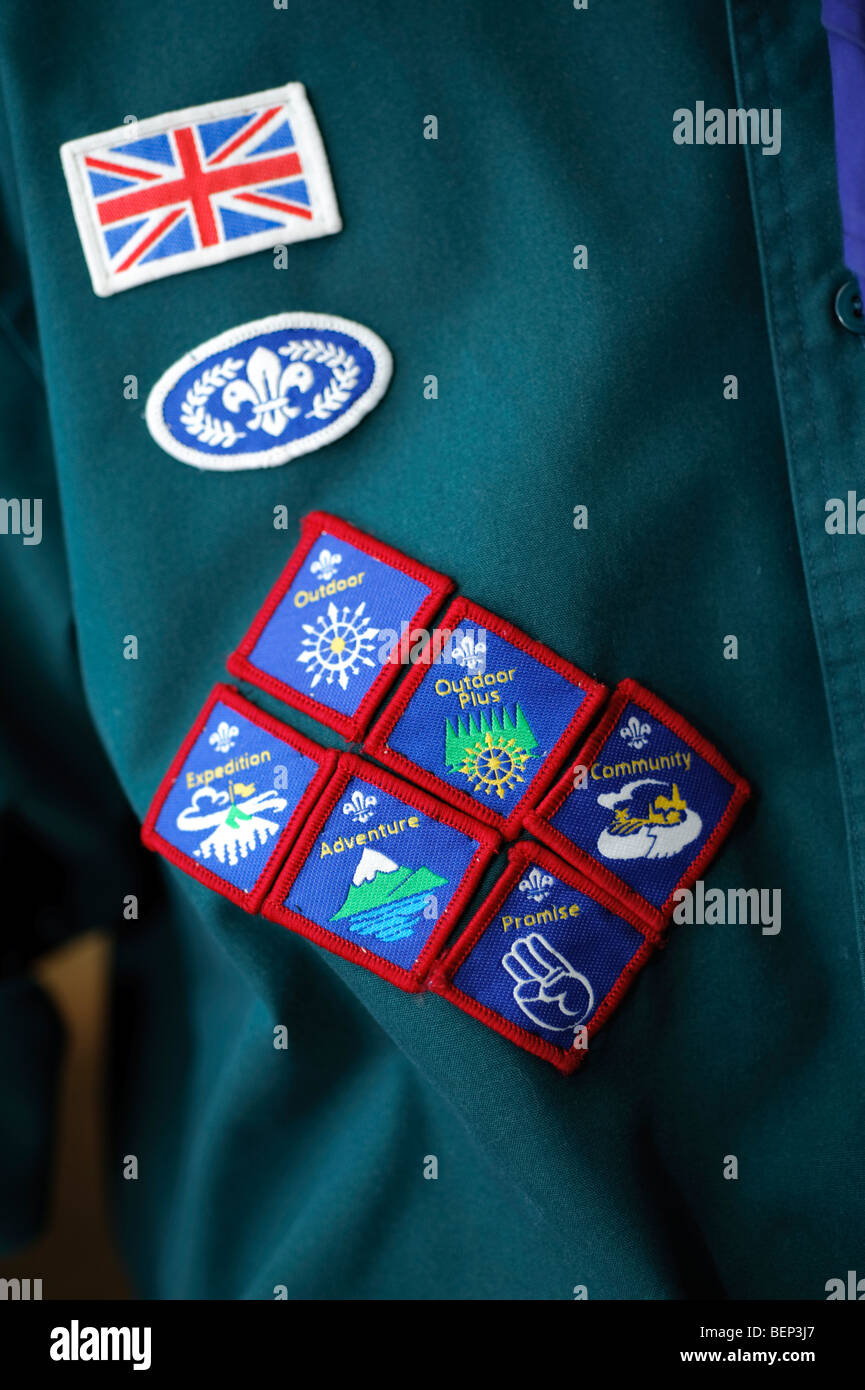 Boy Scout avec insignes de mérite sur le bras de son uniforme, UK Photo ...