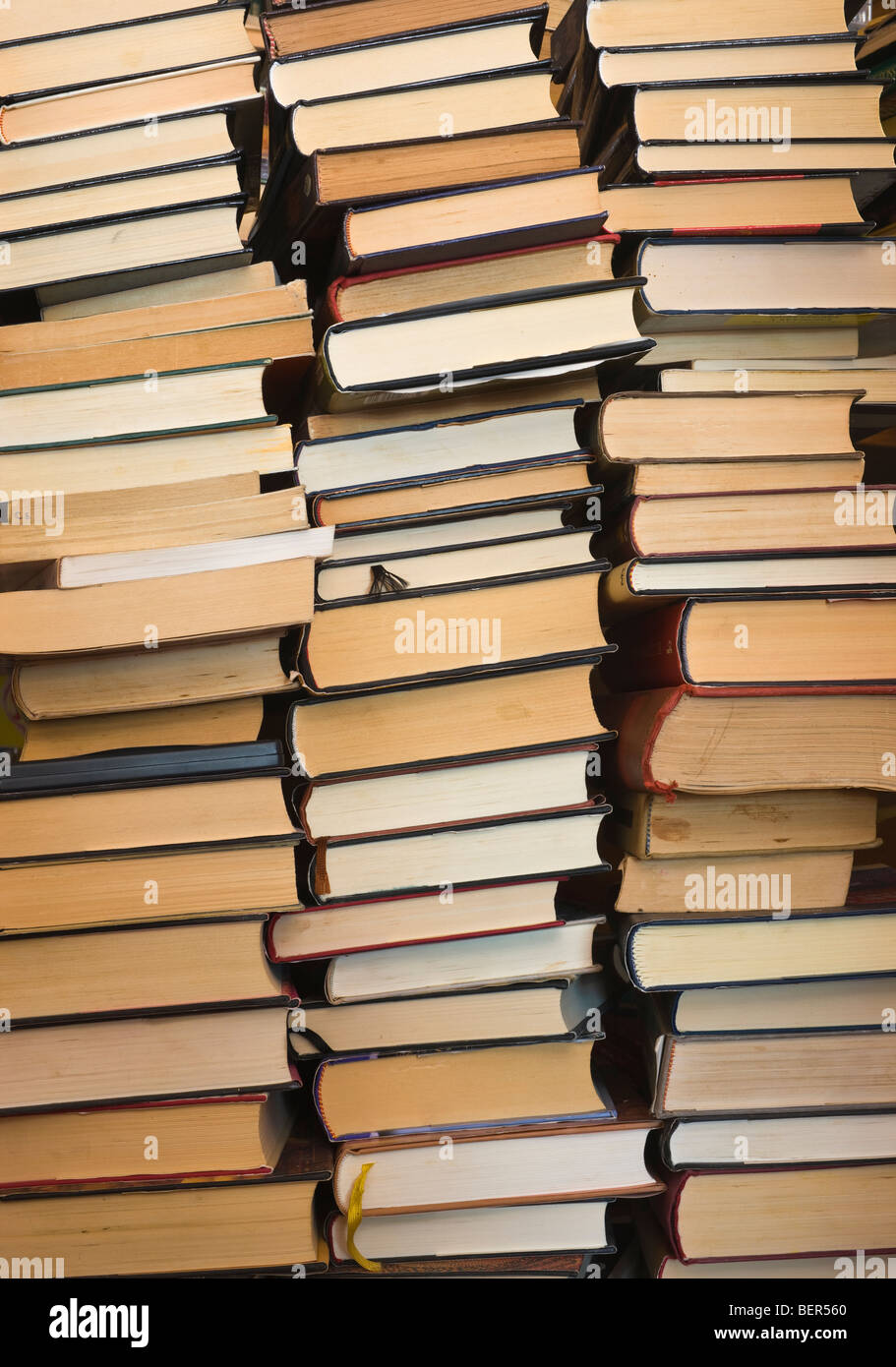 Piles of books Banque de photographies et d’images à haute résolution ...