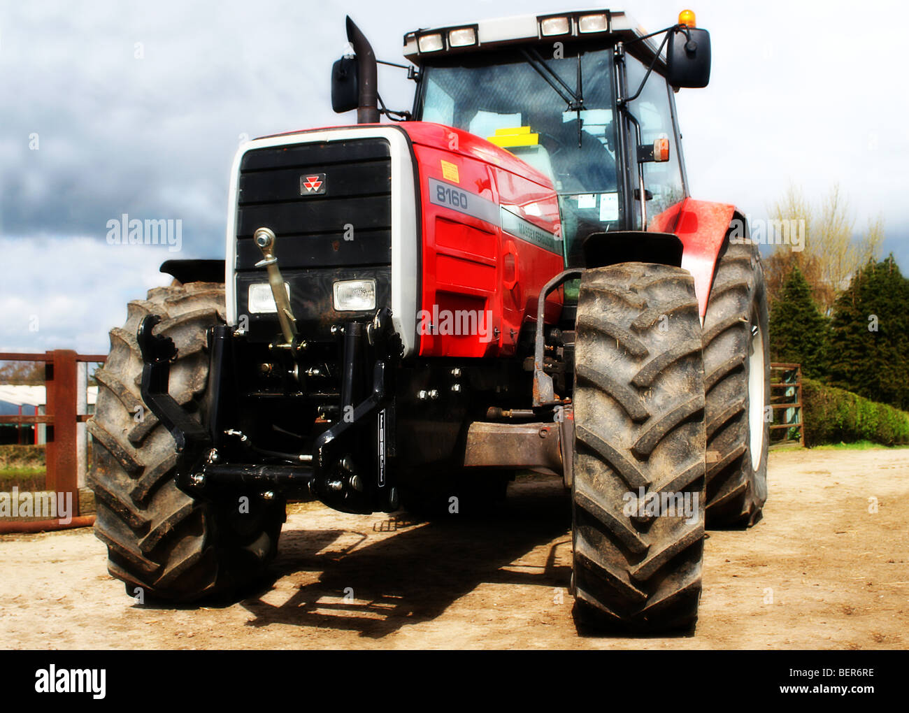 Gros tracteur rouge Banque de photographies et d’images à haute ...