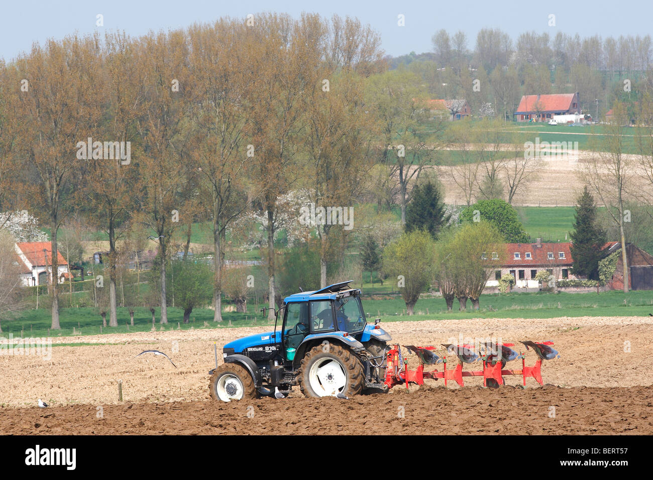 Champ de labour de tracteur Banque de photographies et d’images à haute ...