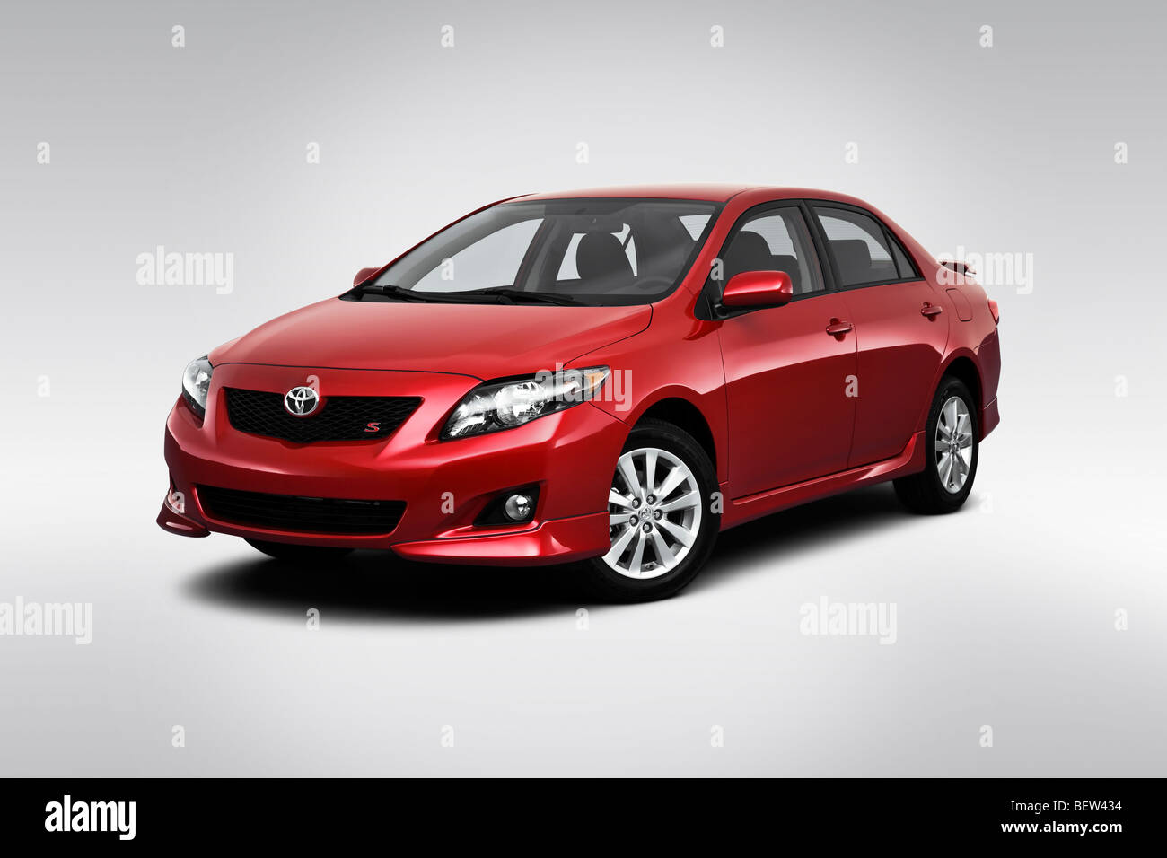 Toyota Corolla 2010 S en rouge - angle de vue avant Photo Stock - Alamy