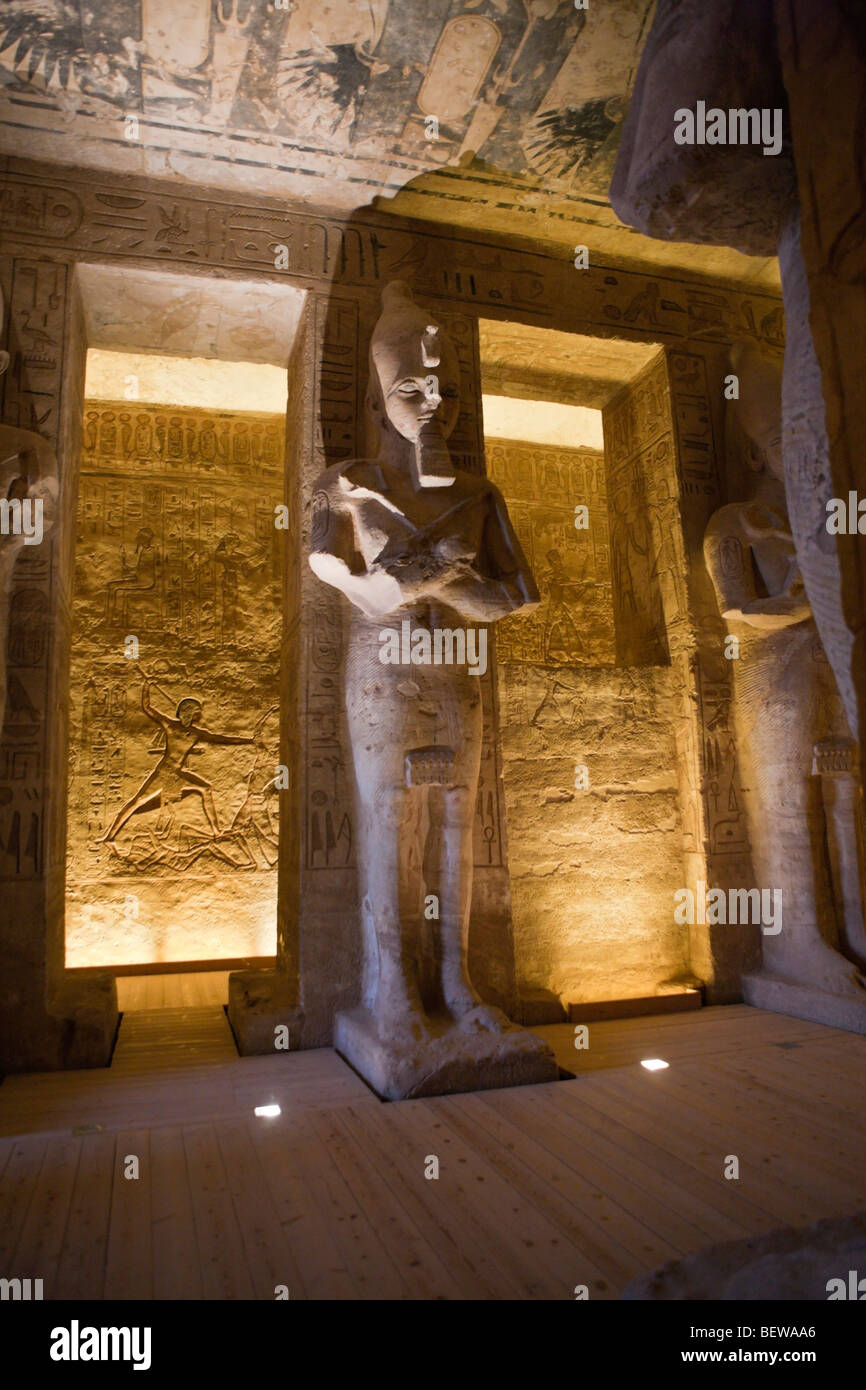 L'intérieur de statues grand temple du pharaon Ramsès II, Abou Simbel ...
