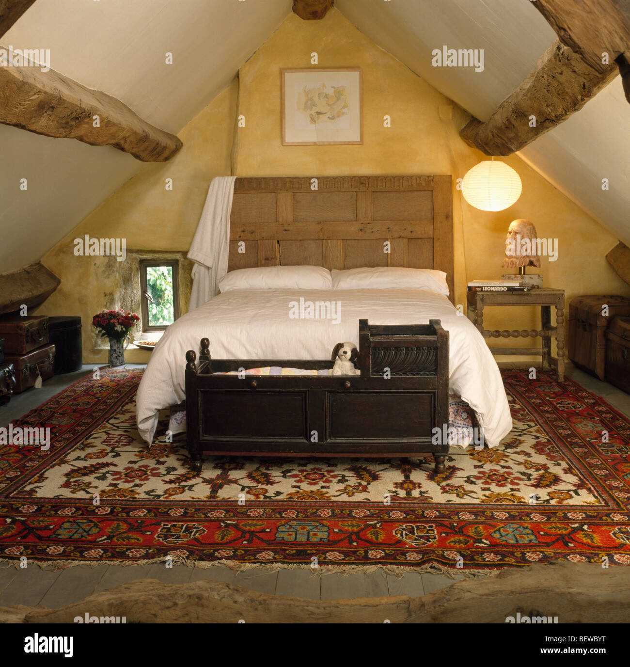 Socle en bois ancien ci-dessous lit avec tête de lit en bois sculpté ...