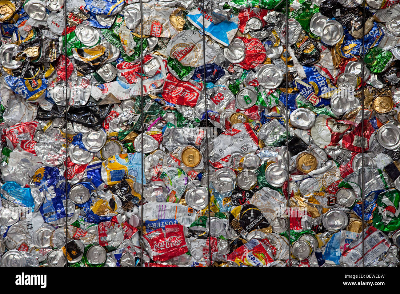 Canettes de boissons en aluminium recyclé compressé dans un bloc Photo ...