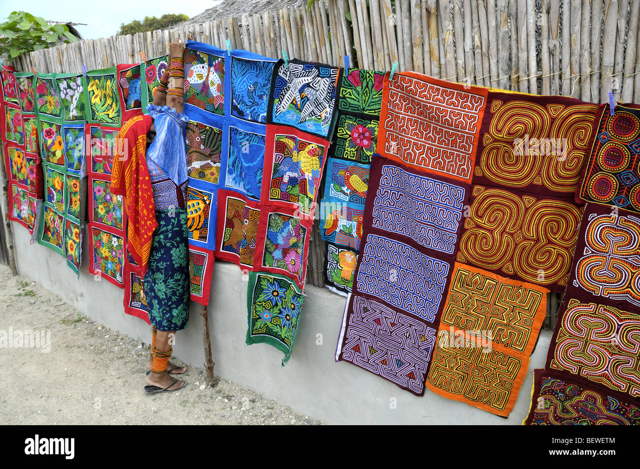 Et sa femme Kuna Molas Dans Playon Chico dans les îles San Blas Panama ...