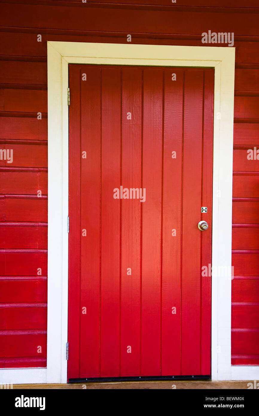Chalet avec une porte rouge Banque de photographies et d’images à haute ...