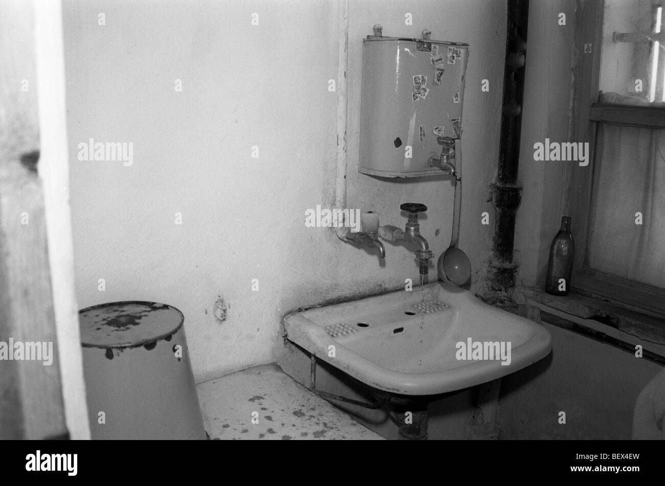 Salles de bains sales orphelinat roumain Banque de photographies et d ...