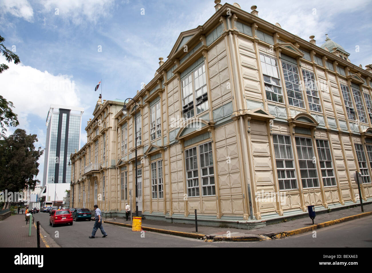 Edificio metalico Banque de photographies et d’images à haute résolution - Alamy