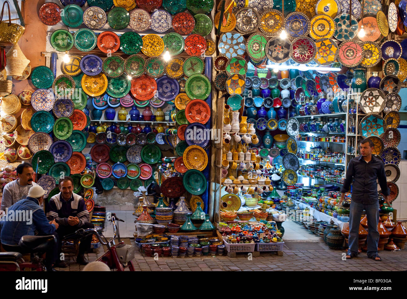 Boutique avec des plaques en céramique et Souk , Marrakech, Maroc Photo ...