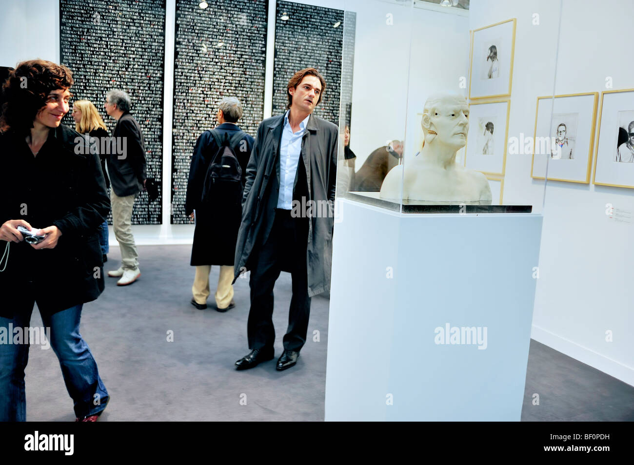 Afficher Des Personnes Buste Sculpture Moderne Banque d'image et photos ...