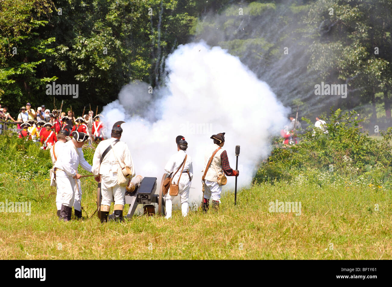 La bataille entre les Tuniques Rouges et patriotes américains costumés ...