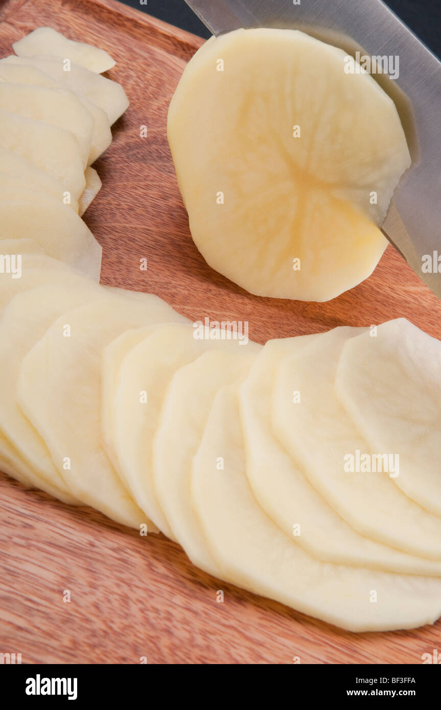 Tranches de pommes de terre Banque de photographies et d’images à haute ...