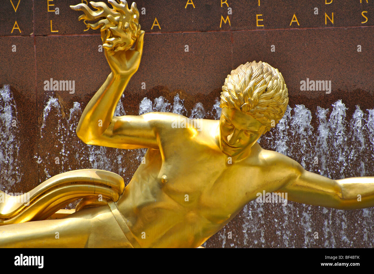 Golden prometheus statue at rockefeller center Banque de photographies ...