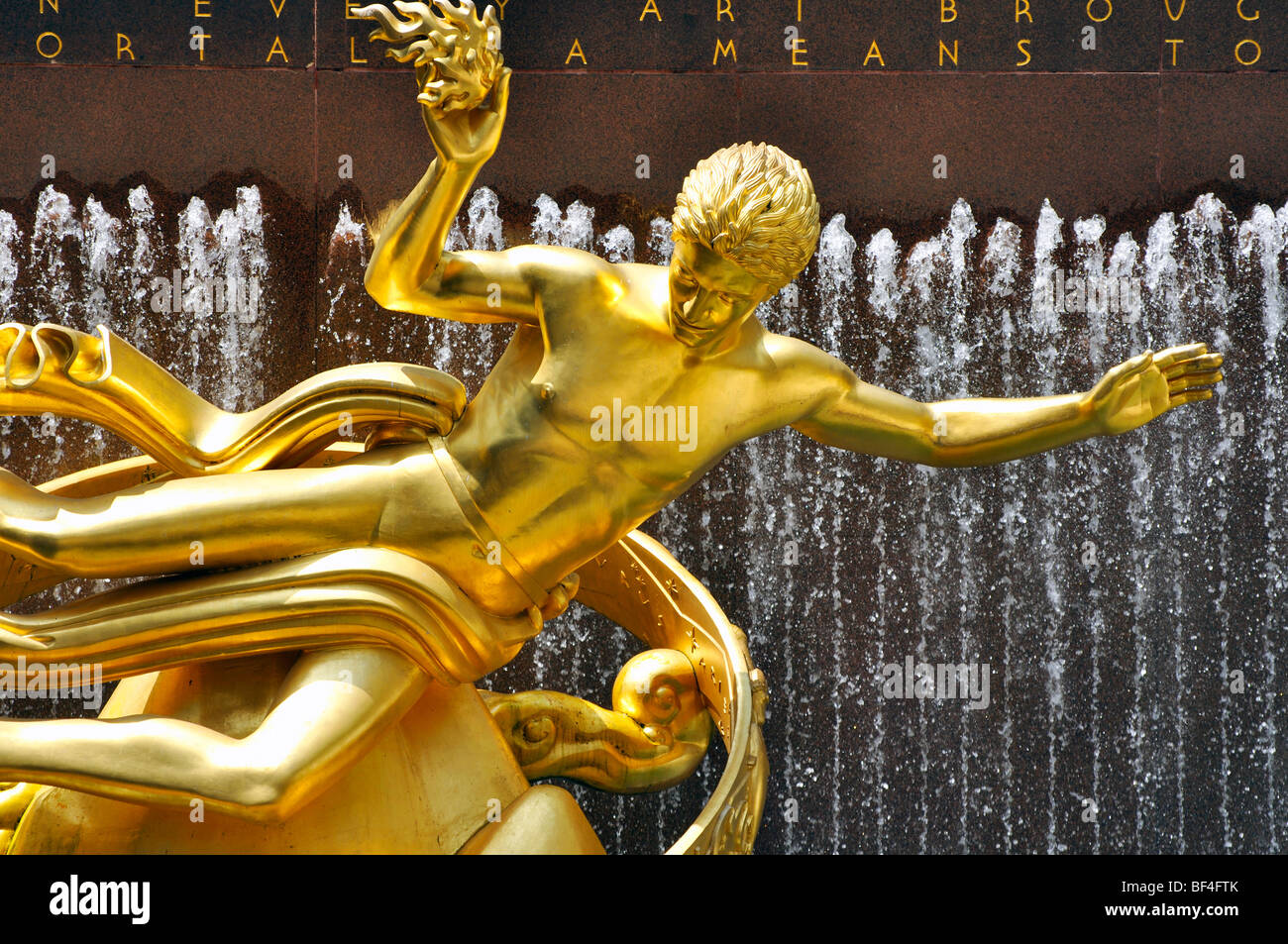 Golden prometheus statue at rockefeller center Banque de photographies ...