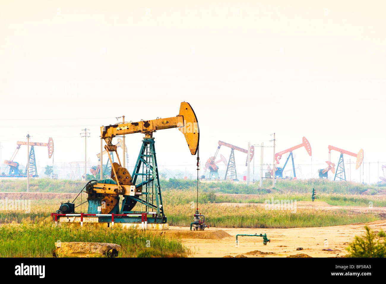 Forage pétrolier dans Shengli Oilfield, Dongying City, Shandong, Chine ...