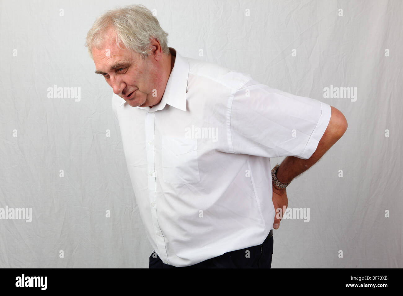Douleur dans le bas du dos Banque de photographies et d’images à haute ...