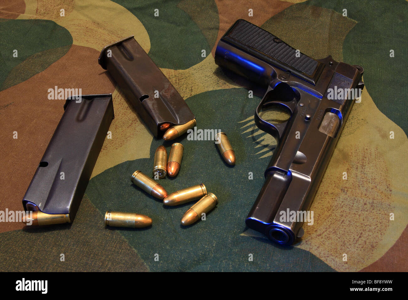 Browning Hi Power GP35 pistolet 9 mm et des munitions Photo Stock - Alamy