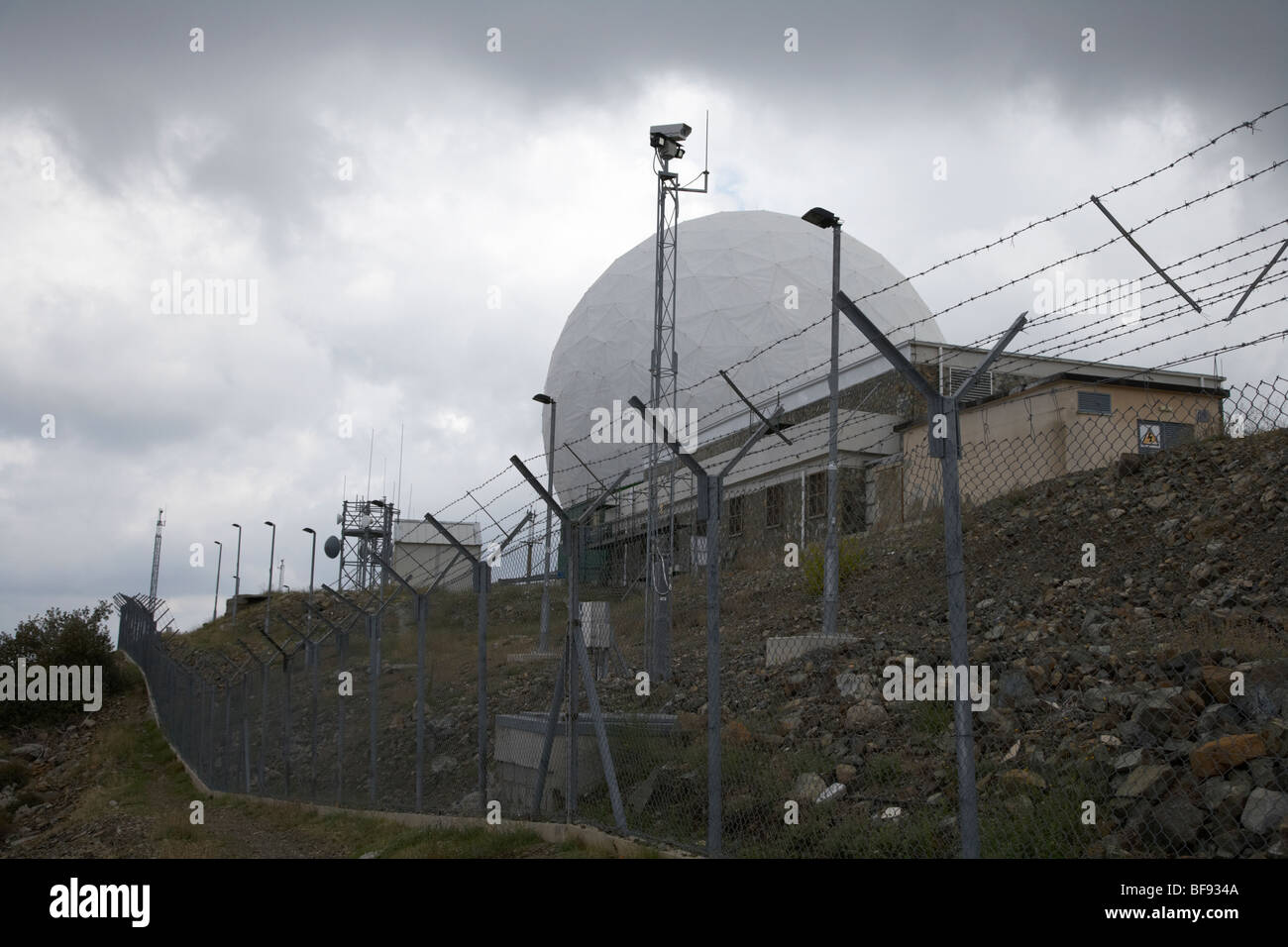 Regardant à travers le grillage à l'and golfball radar dans le poste d ...