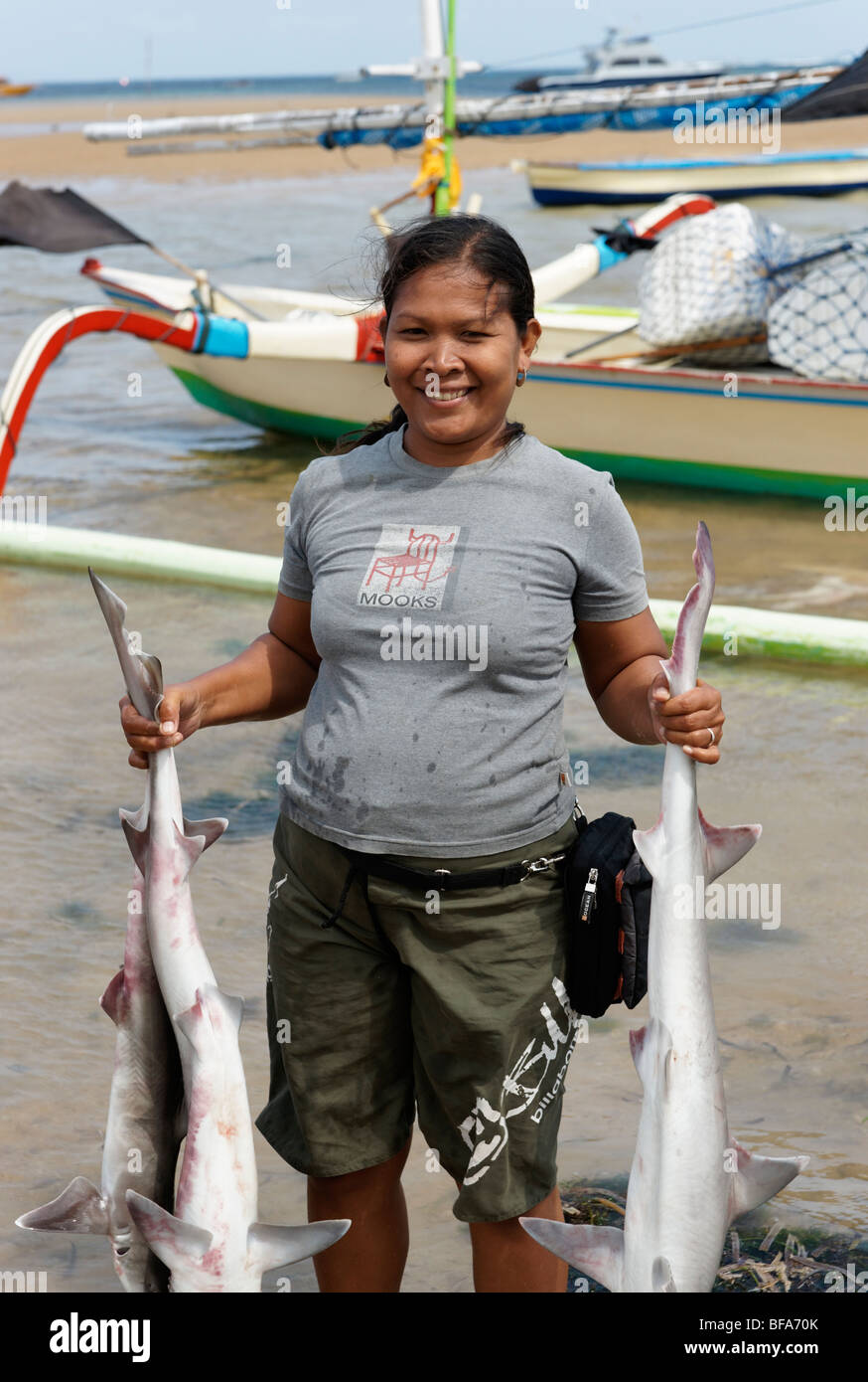 Pêcheuse de Bali avec prises de requins à pointe blanche Photo Stock ...