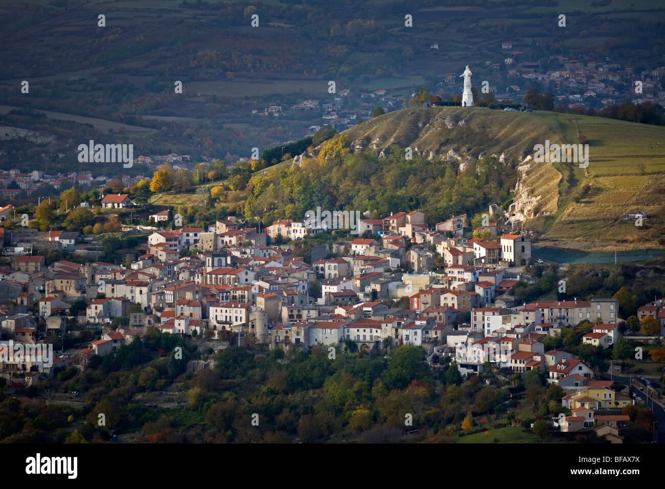 Une vue aérienne du village avec sa vierge Monton (Veyre-Monton ...