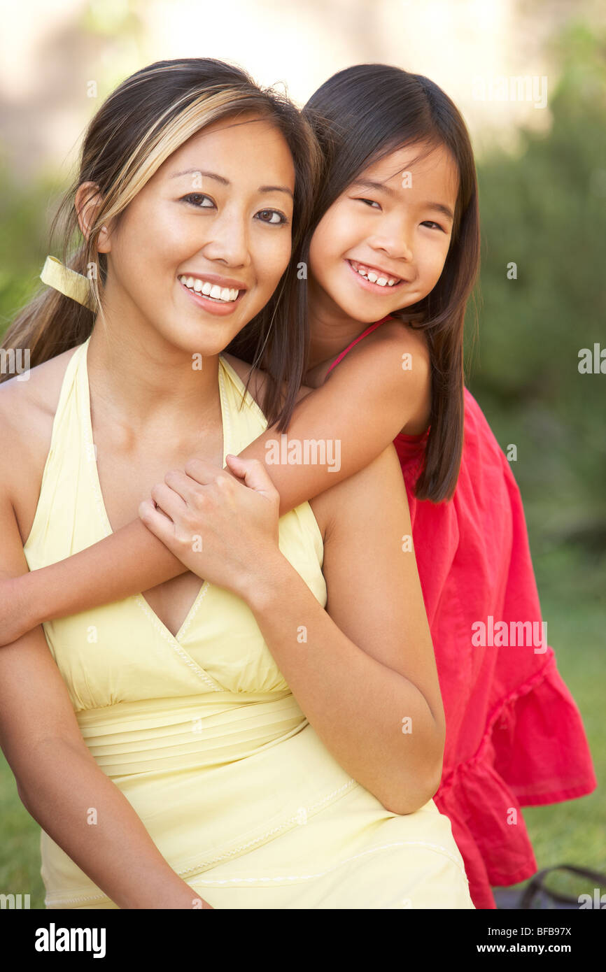 Mère Et Fille De 8 Ans Ensemble Hugging Banque De Photographies Et D