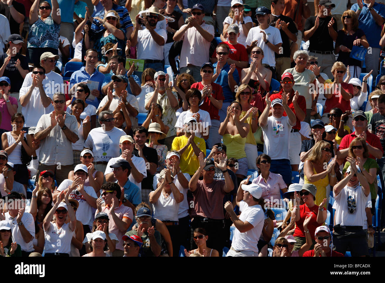 Les spectateurs regardent depuis les gradins Banque de photographies et ...