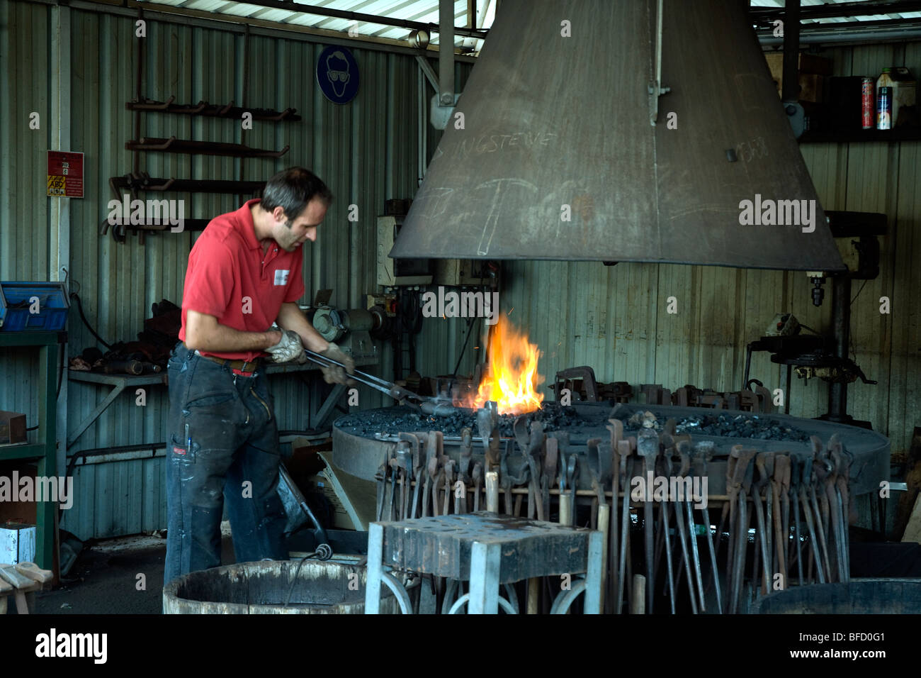 Un forgeron à Rochefort's forge travaille sur des pièces métalliques ...
