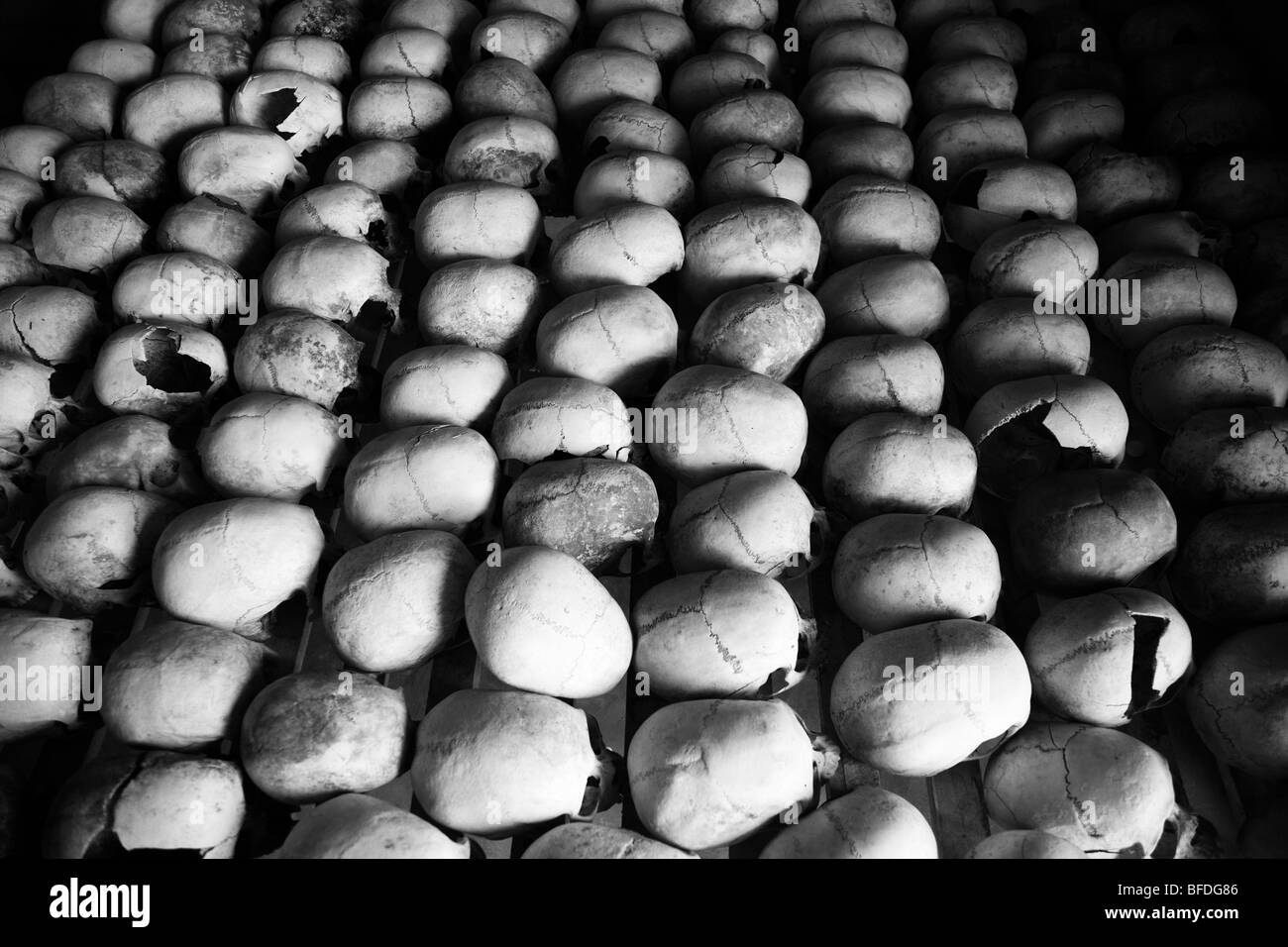 Les crânes sont alignés à l'extérieur du Mémorial du Génocide de ...