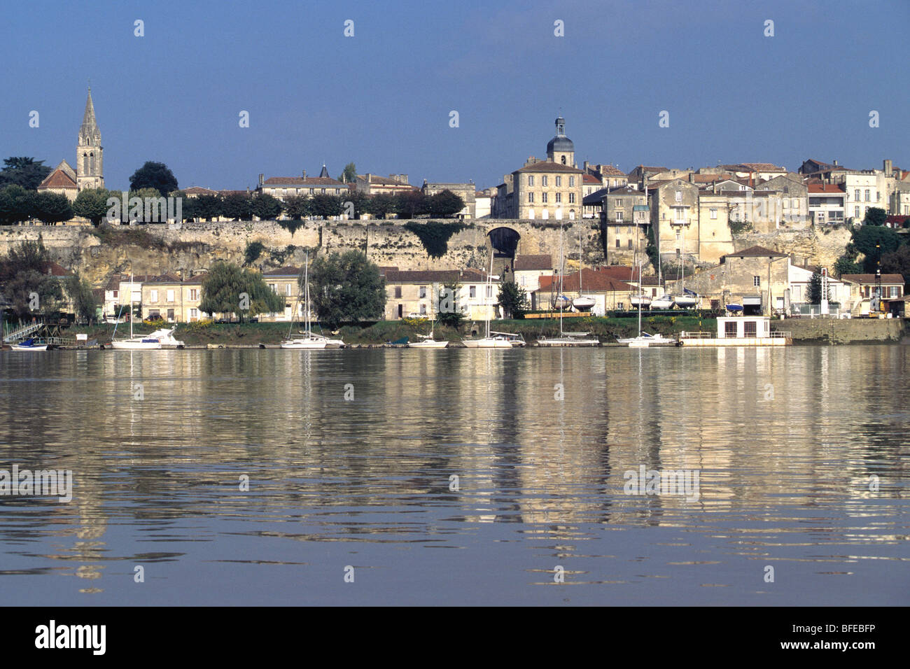 France Aquitaine Gironde ( 33 ) BOURG sur GIRONDE le village et Gironde ... France Aquitaine Gironde ( 33 ) BOURG sur GIRONDE le village et Gironde ...