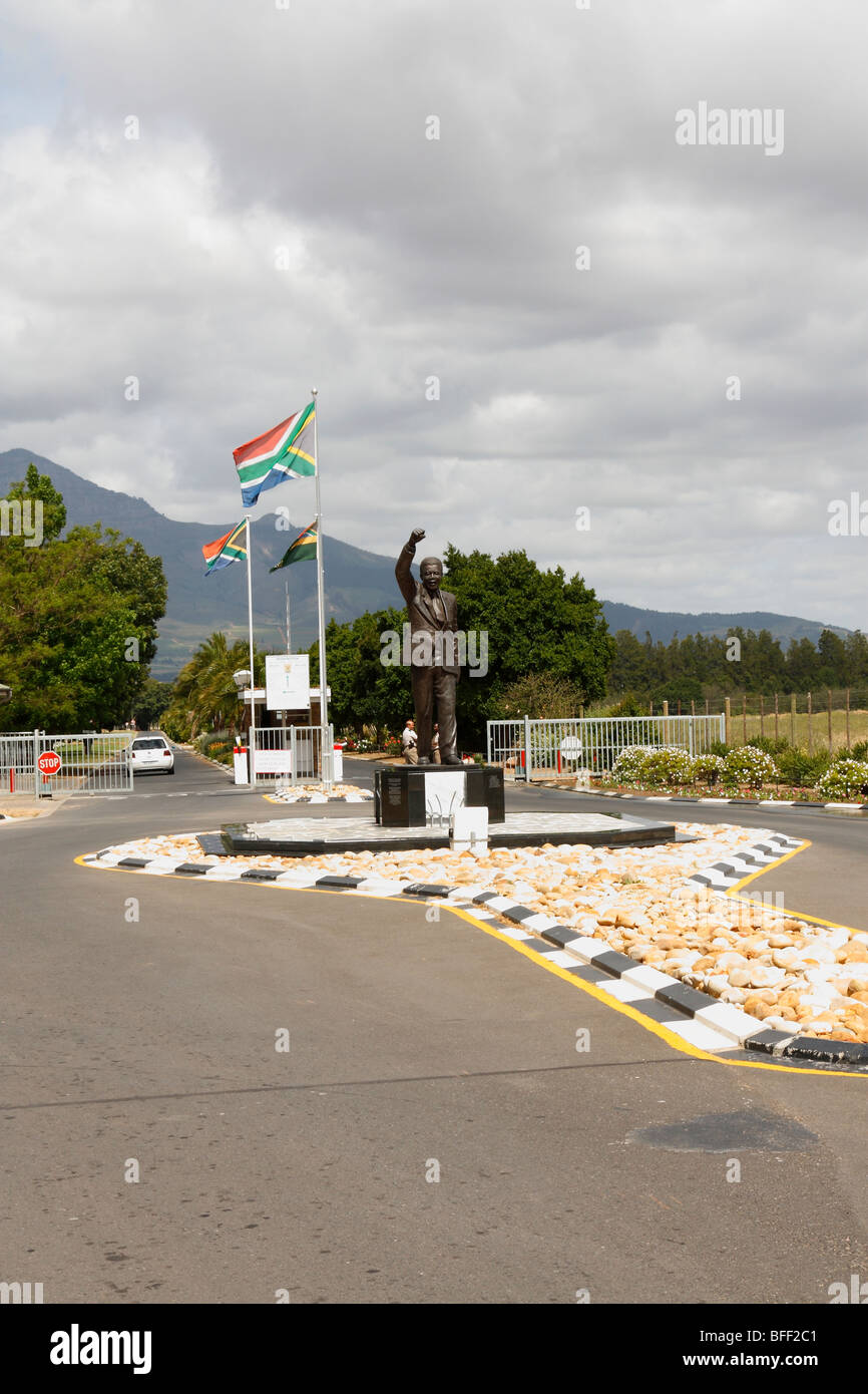 Statue (sculpture) de Nelson Mandela à l'avant du Centre correctionnel ...