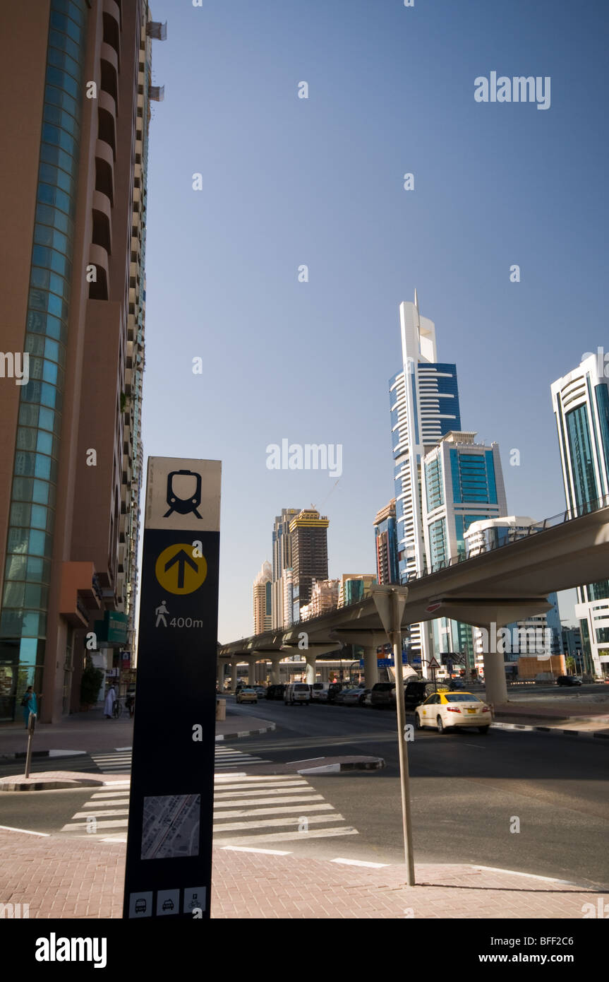 Metro on sheikh zayed road Banque de photographies et d’images à haute ...