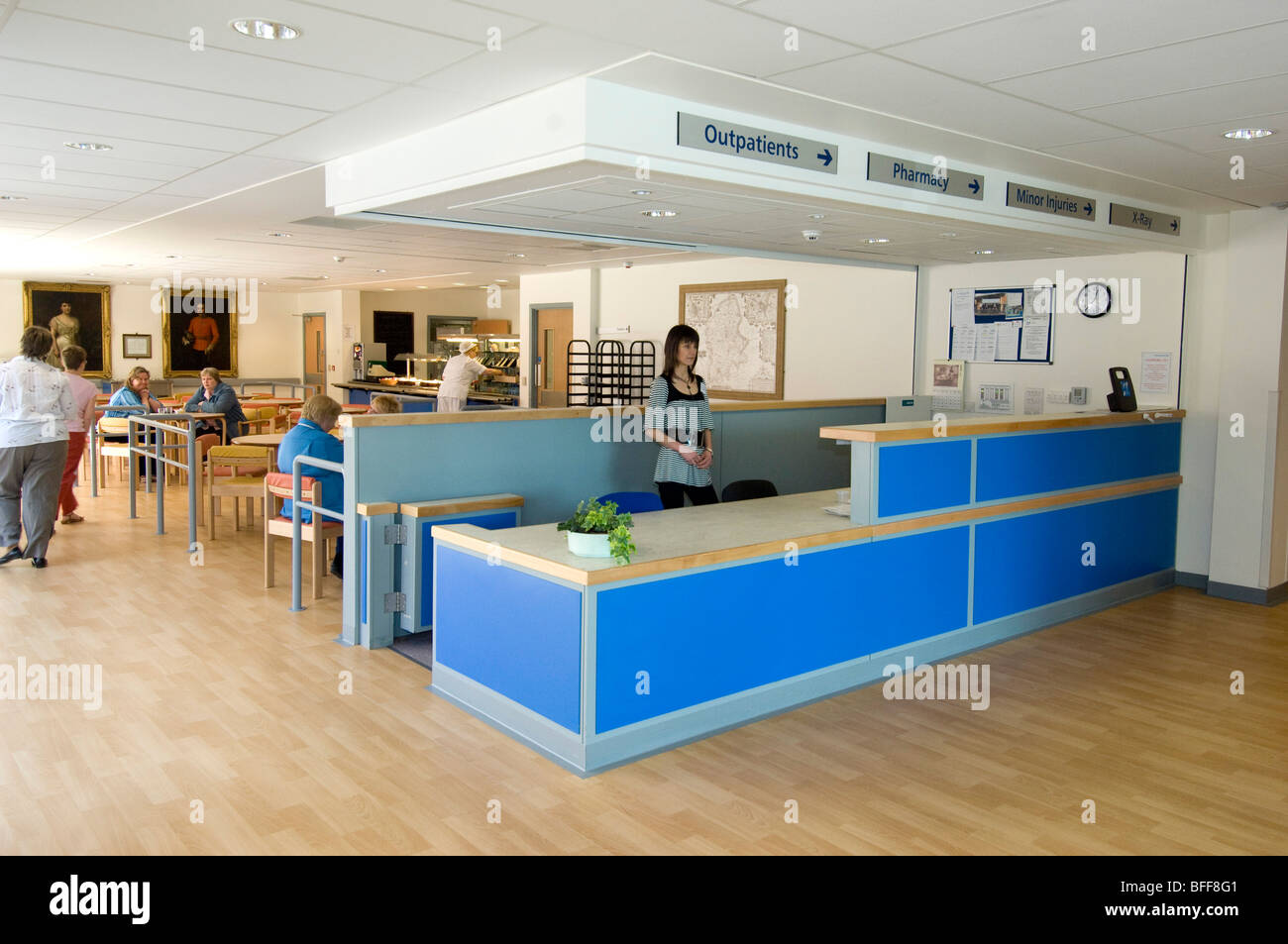 Hospital nhs reception receptionist Banque de photographies et d’images ...