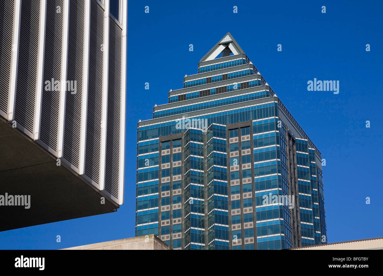 Pyramid Shaped Skyscraper Banque d'image et photos - Alamy