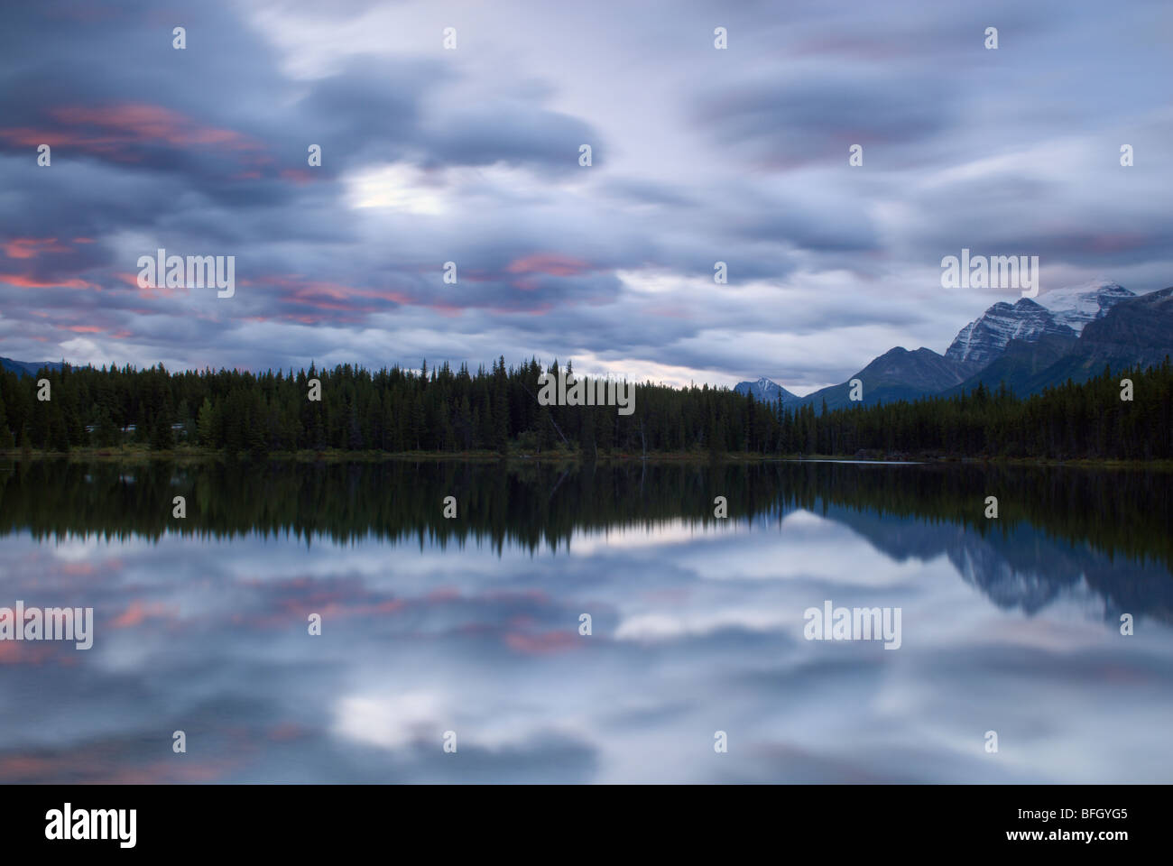 Herbert lake banff Banque de photographies et d’images à haute résolution - Alamy