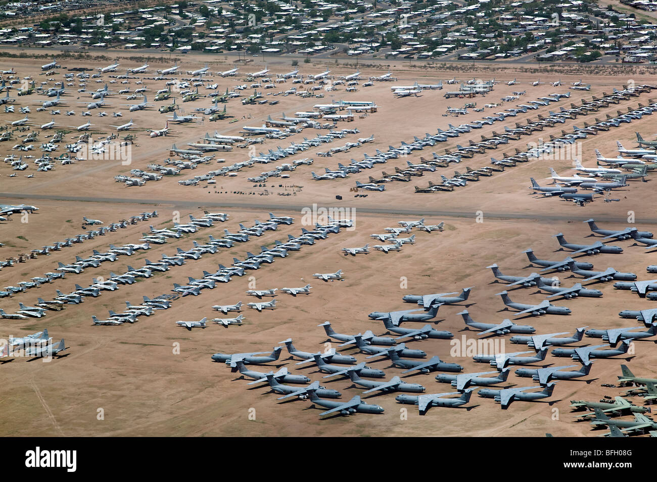 Vue aérienne des avions militaires au-dessus de Tucson Arizona boneyard ...