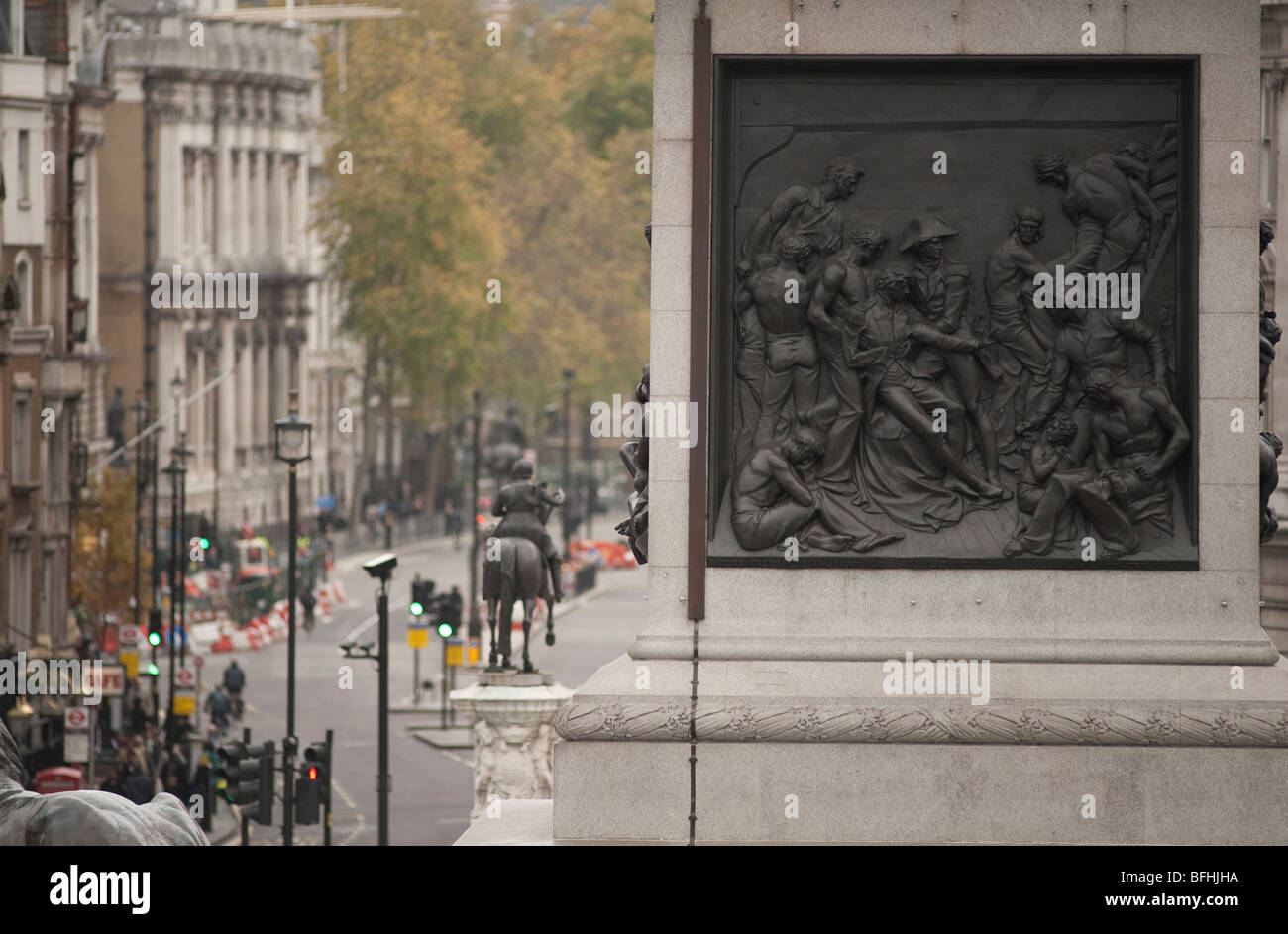 Basse frise en relief en bronze de la mort de Nelson sur la plinthe de ...