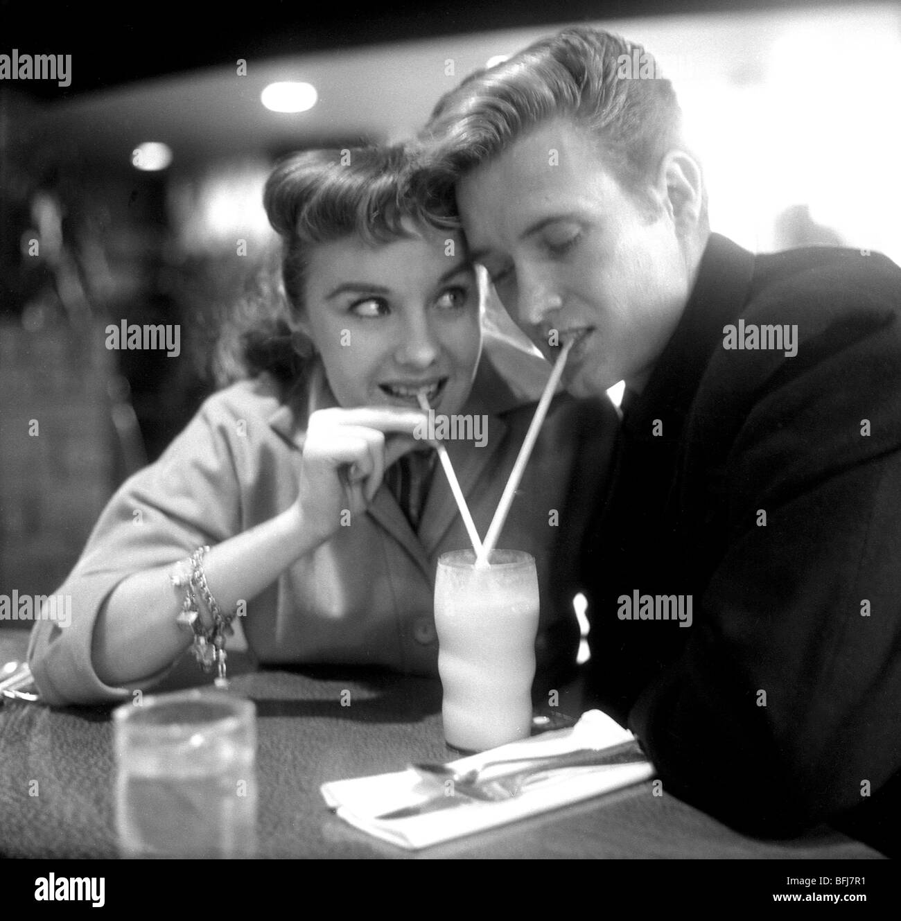 1950s milkshake couple Banque de photographies et d’images à haute ...