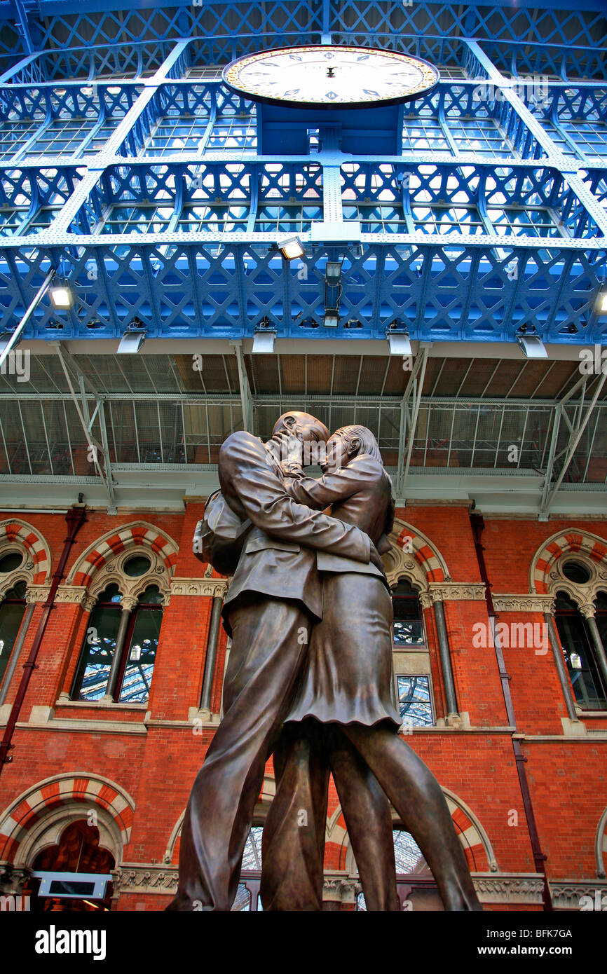 Lovers statue st pancras railway Banque de photographies et d’images à ...