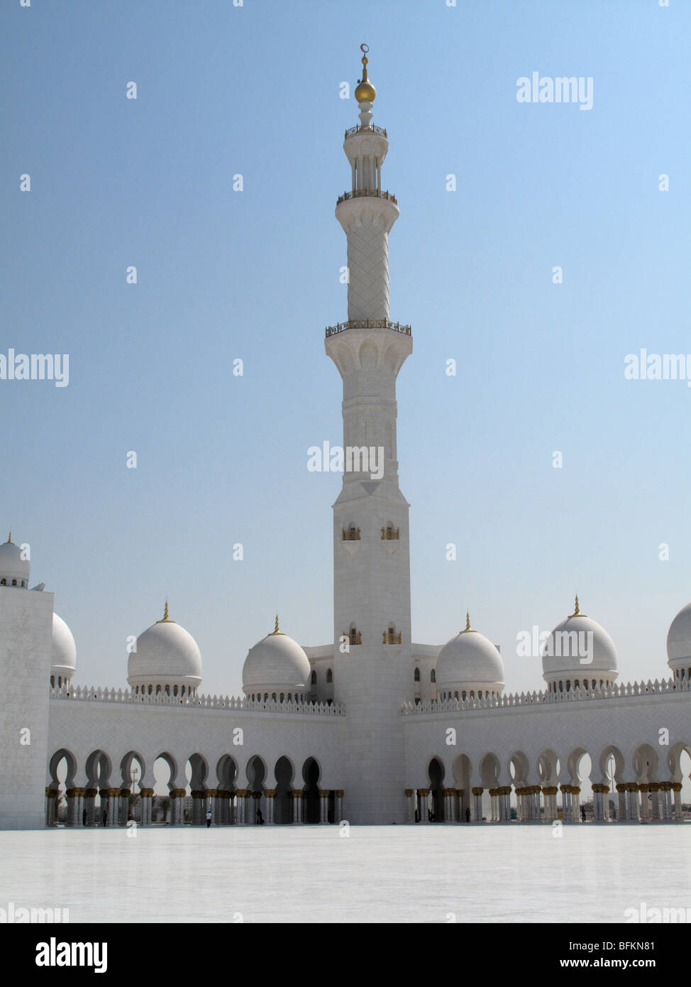 Minarett, plafonnier et promenade à Mosquée Sheikh Zayed Bin Sultan Al ...