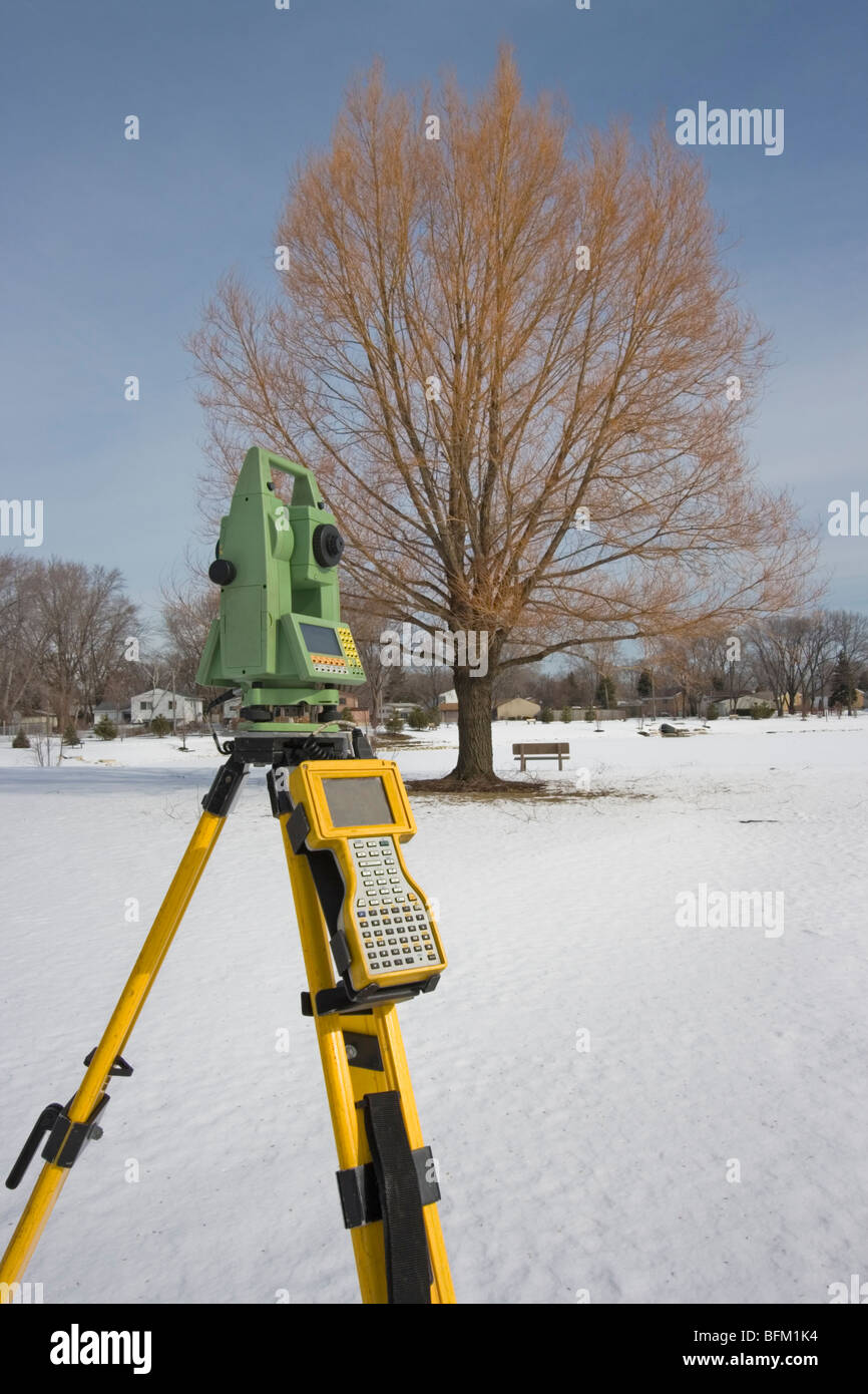 Surveying Tripod Banque d'image et photos - Alamy
