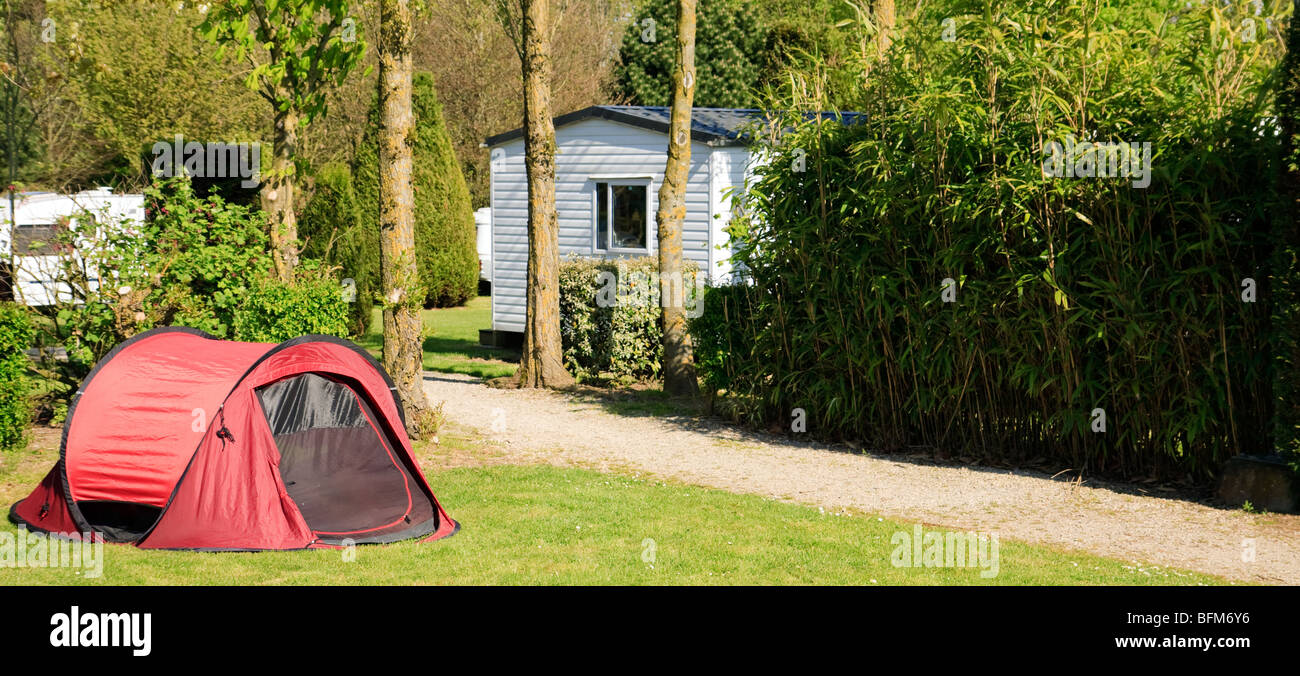 Tente rouge Banque de photographies et d’images à haute résolution - Alamy