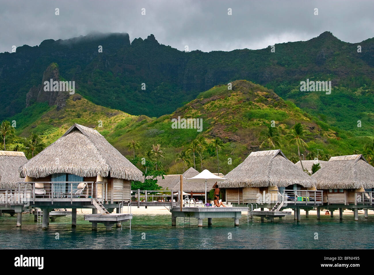 Cabines de chaume Palm sur l'eau, Moorea Pearl Resort, Moorea, Tahiti ...