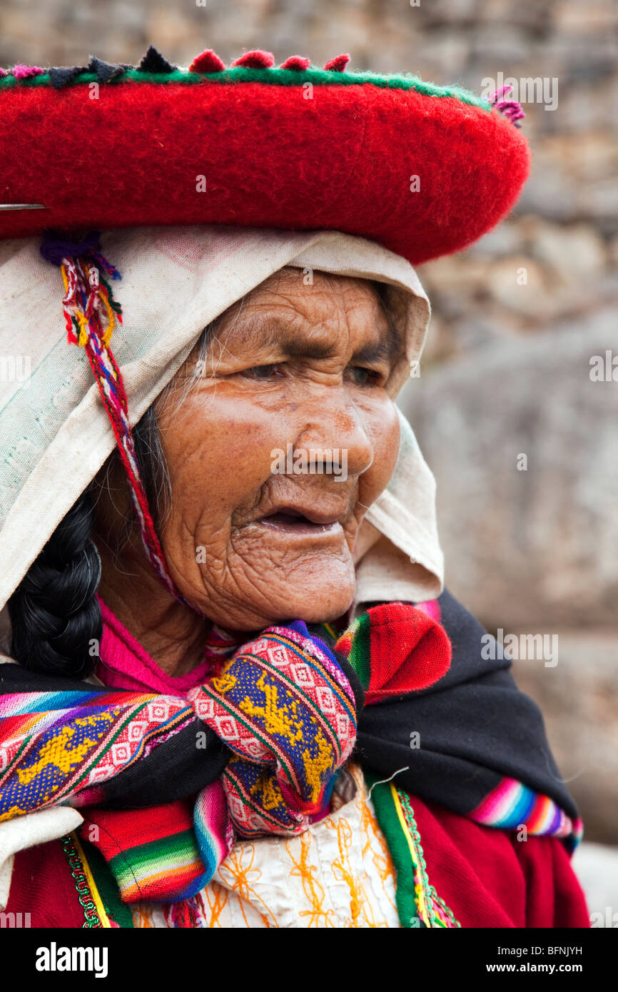 Portrait de femme péruvienne en costume traditionnel à Sacsayhuaman ...