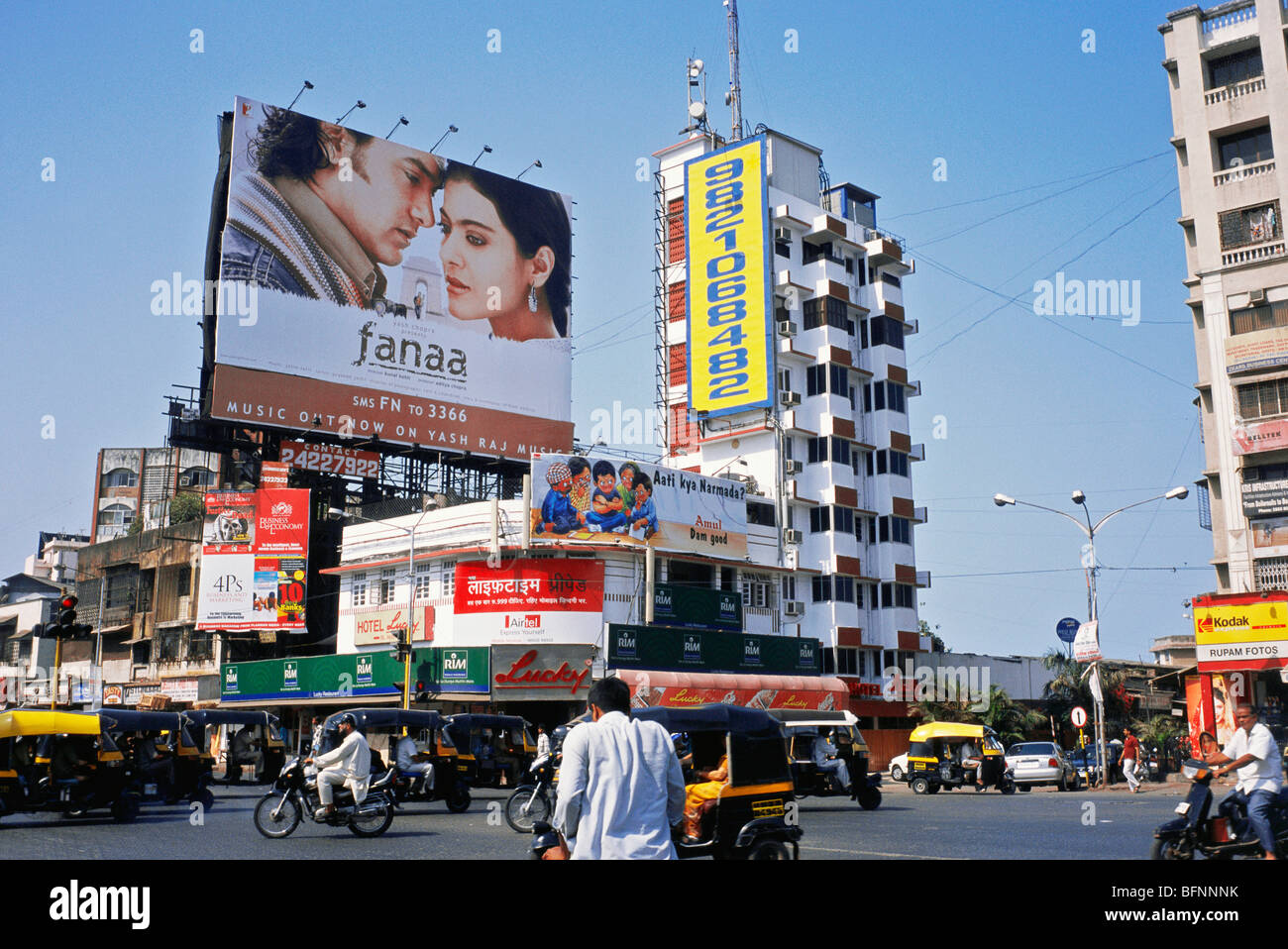 Indian hoardings mumbai india Banque de photographies et d’images à ...