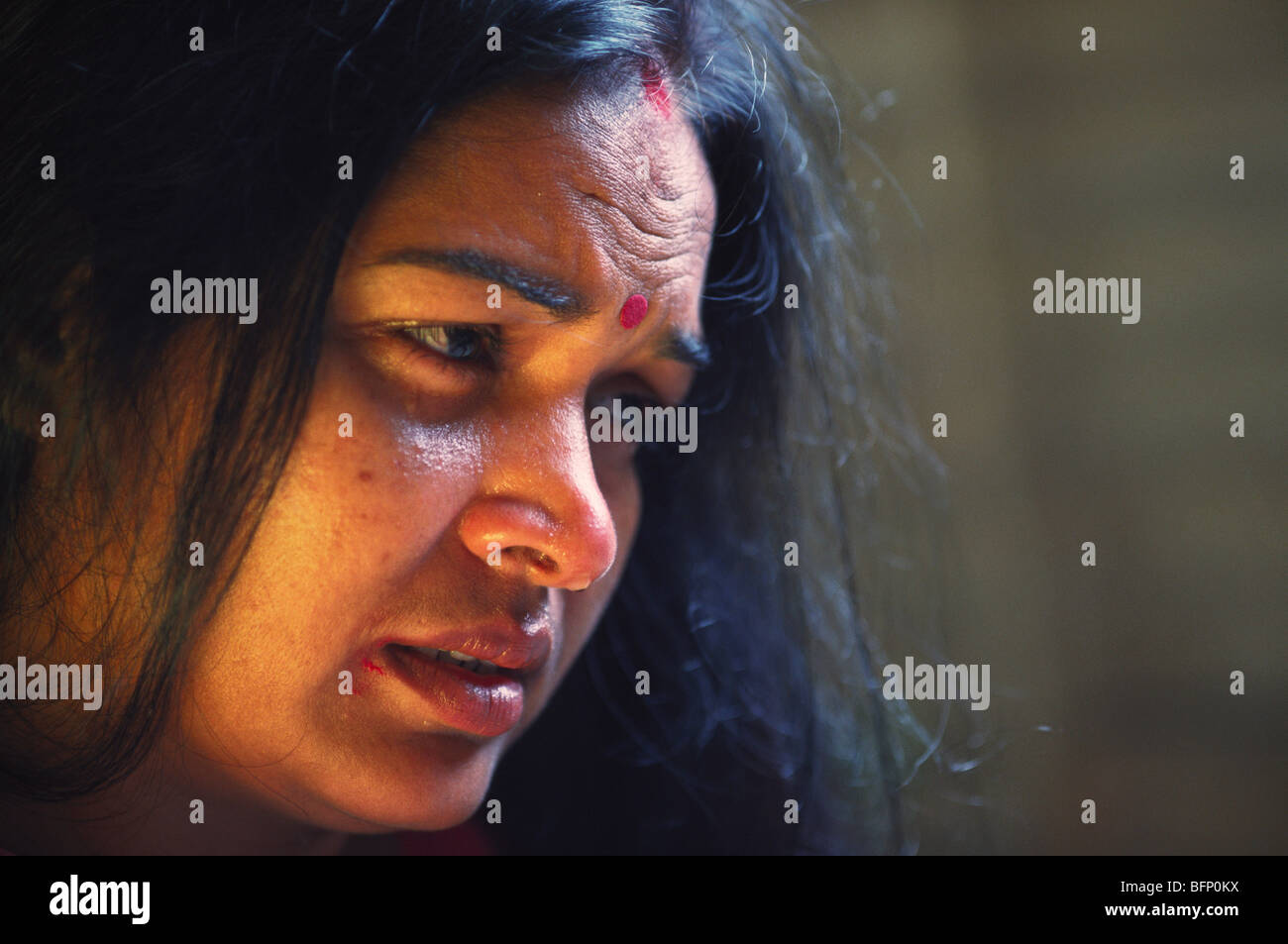 Indian woman crying Banque de photographies et d’images à haute ...
