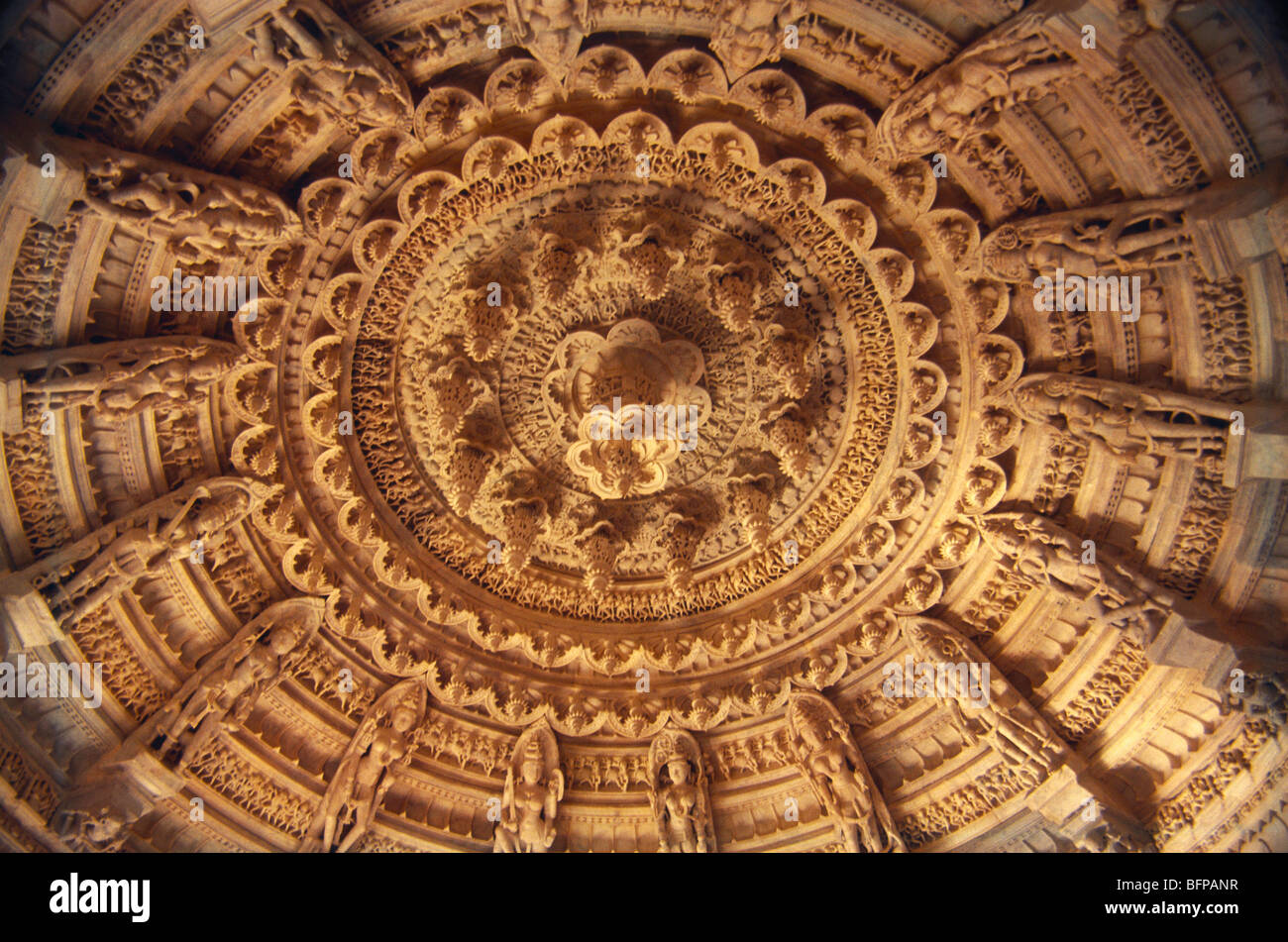 Temple de Dilwara au plafond ; temples de Delwara , temples de Delvada ...