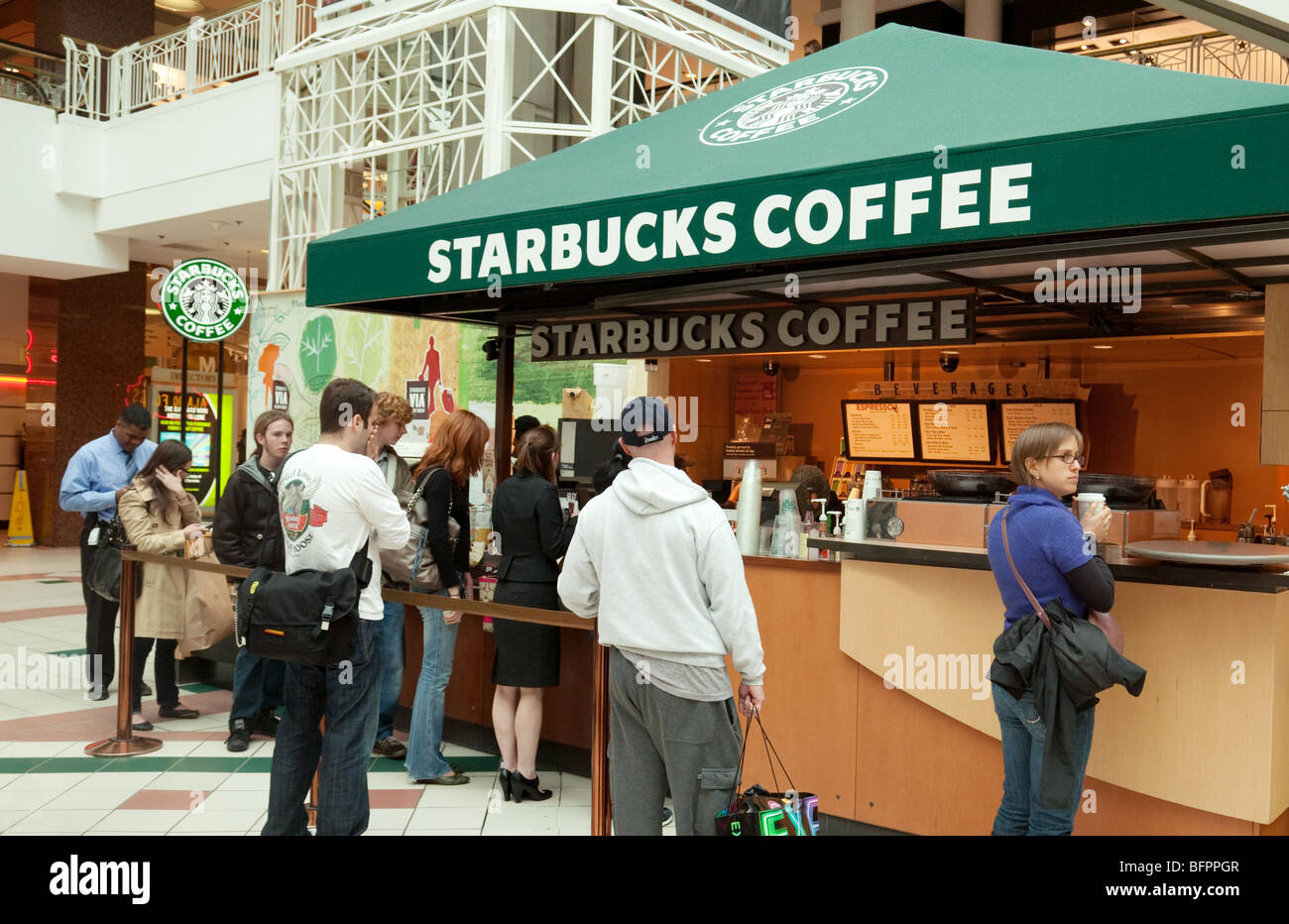 People inside starbucks coffee shop mall Banque de photographies et d ...