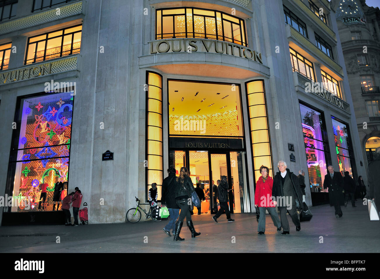 Gens Marchant Paris Nuit Banque d'image et photos - Alamy
