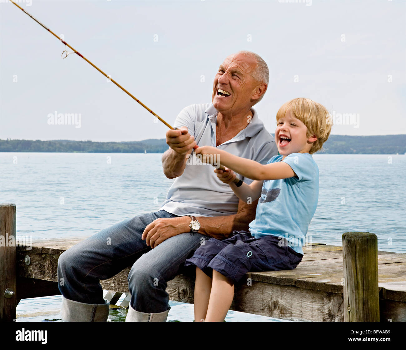 Grandpa grandson fishing Banque de photographies et d’images à haute ...